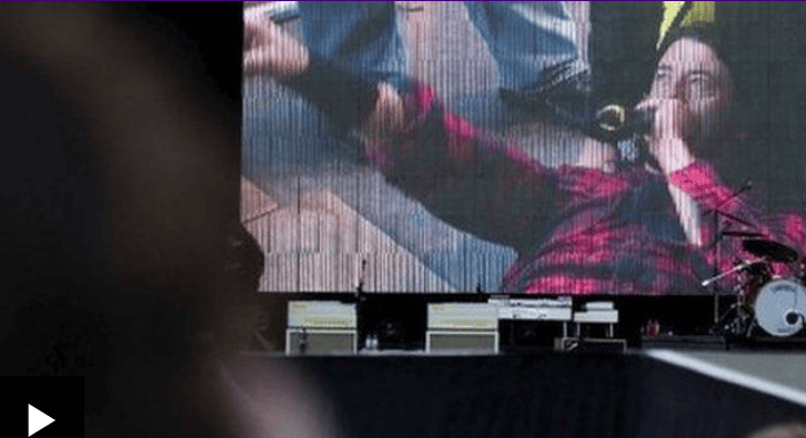 10 Stage Slip-Ups And Awkward Moments Of Celebrities - Genmice